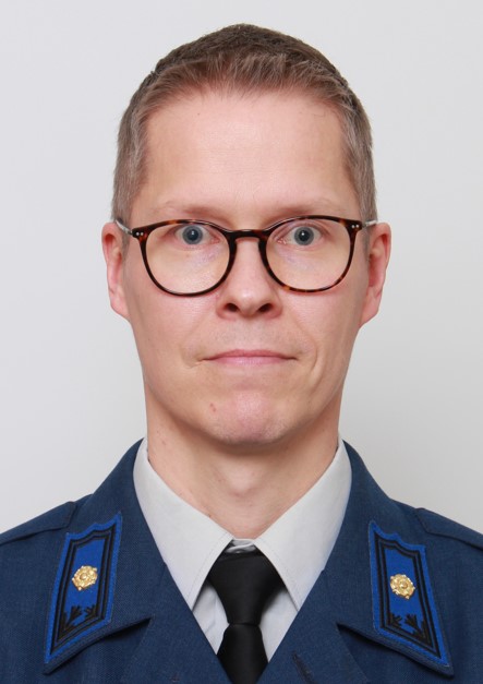 Majuri Joni Pirisen runoteos ”Tunnettu sotilas” Mannerheim-ristin ...